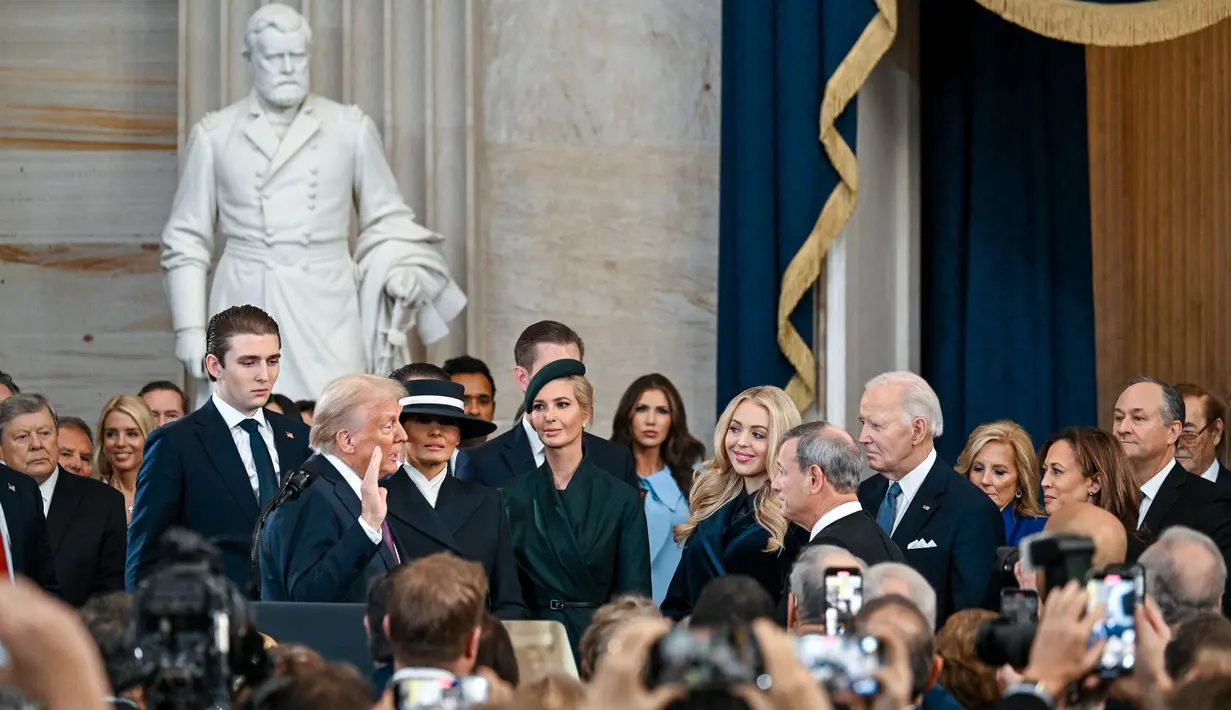 Ucapkan Sumpah Jabatan, Donald Trump Resmi Jabat Presiden ke-47 Amerika Serikat - Foto Liputan6.com
