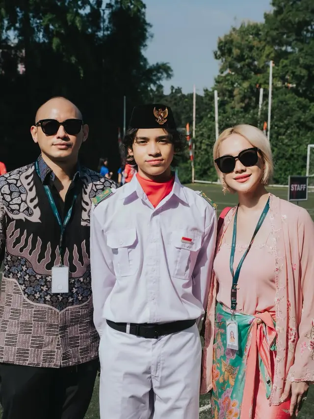 Foto Noah Sinclair Putra BCL jadi Pemimpin Upacara di Sekolah, Bikin ...