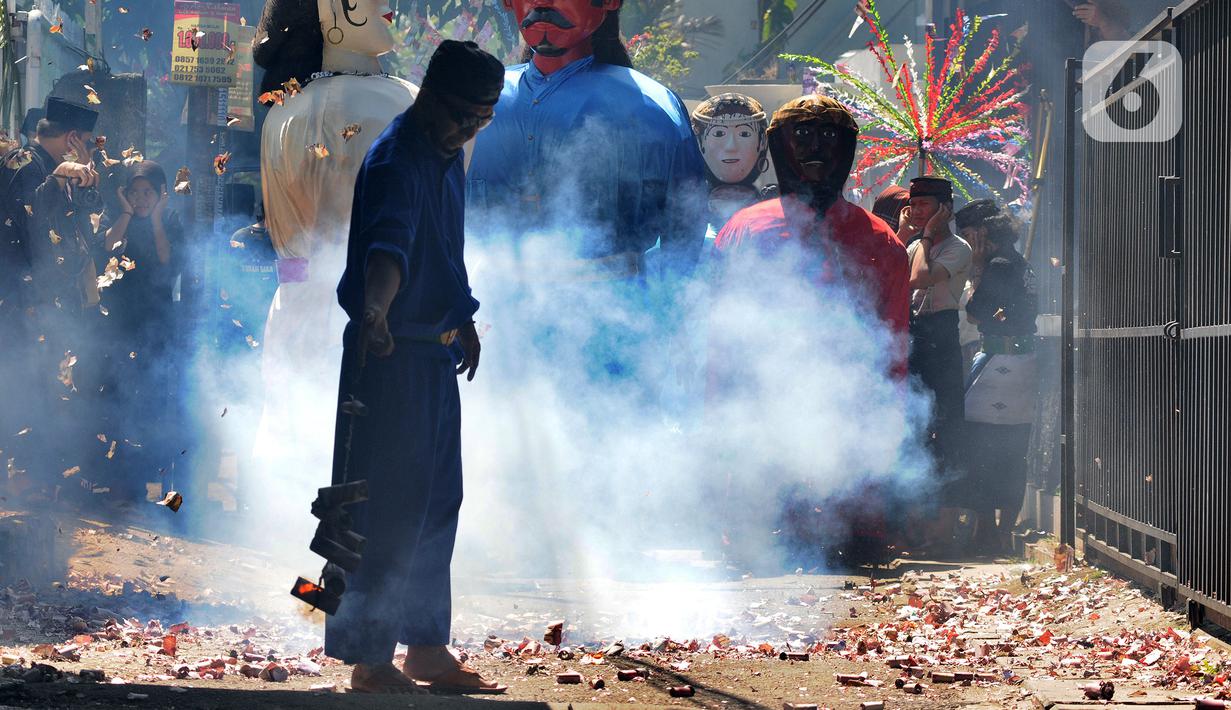 FOTO: Aksi Memegang Petasan Besar Sambut Ramadan - Foto Liputan6.com