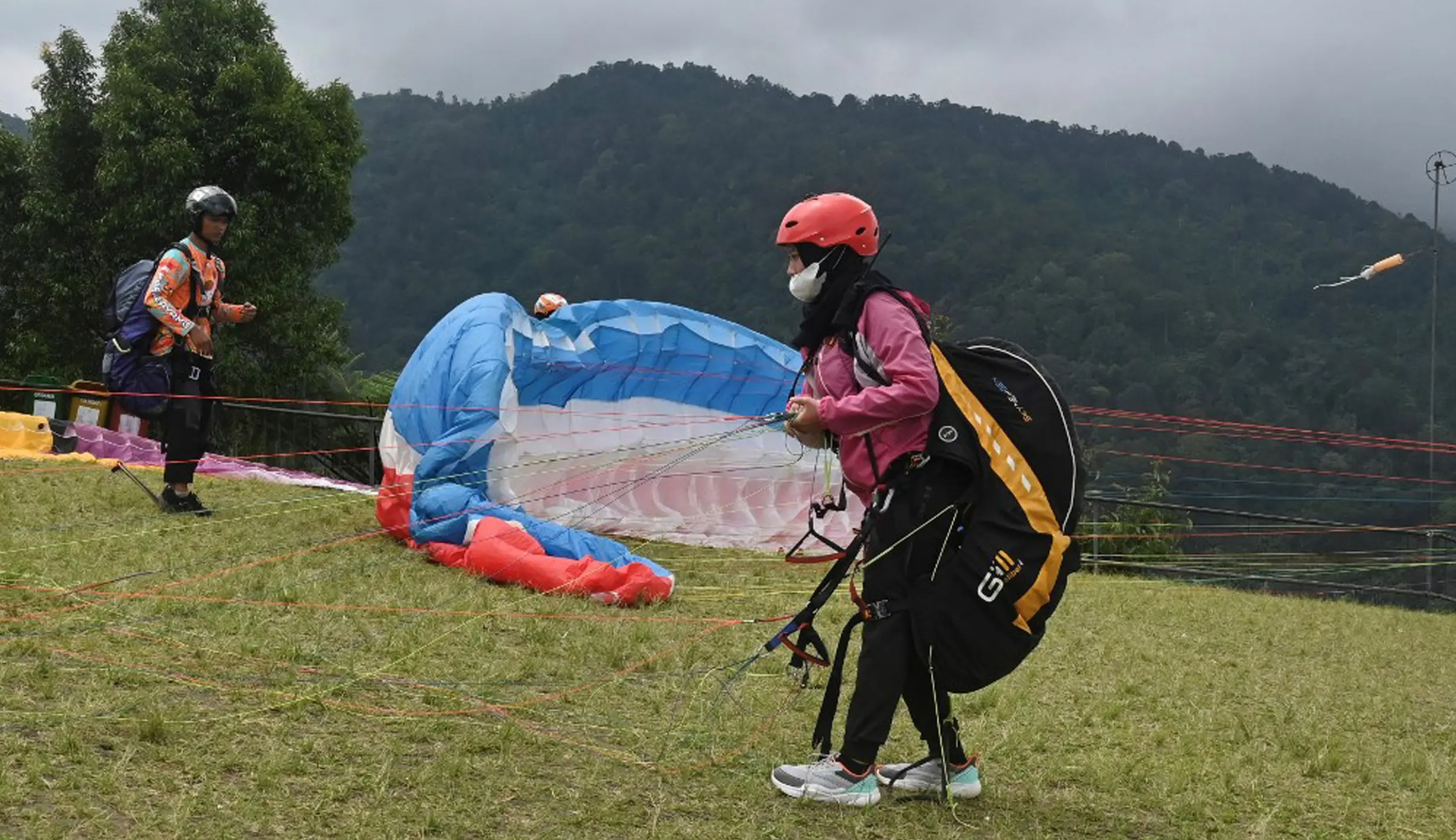 FOTO: Memacu Adrenalin Naik Paralayang di Puncak Bogor - Foto Liputan6.com