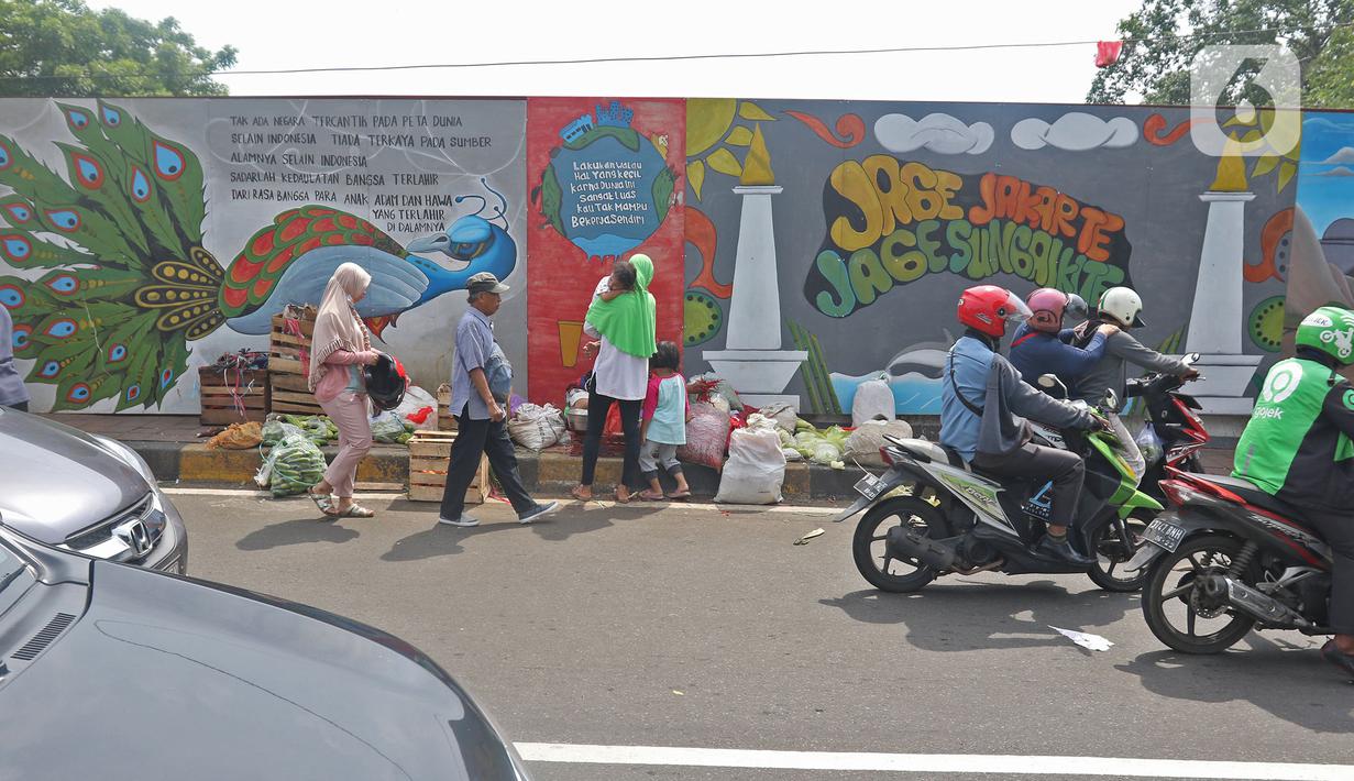 FOTO: Menjaga Lingkungan Lewat Mural di Manggarai - Foto Liputan6.com