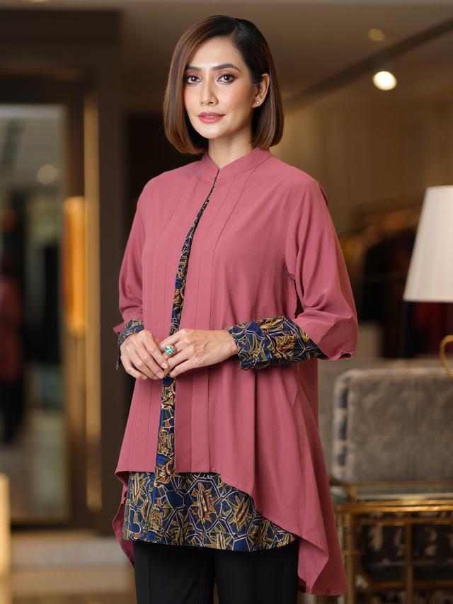 9 Inspirasi Model Tunik Batik Kombinasi Kain Polos untuk Usia 40-an ...