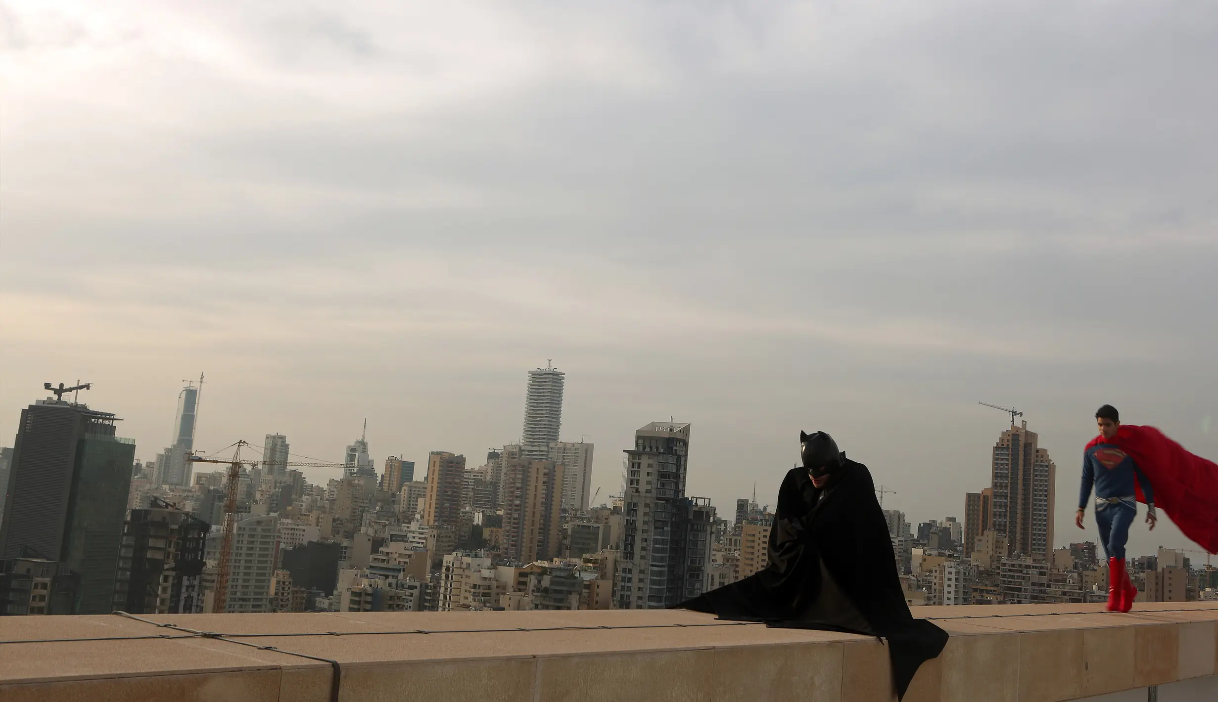 Bertarung di Atas Gedung, Batman dan Superman Hebohkan Warga Lebanon ...