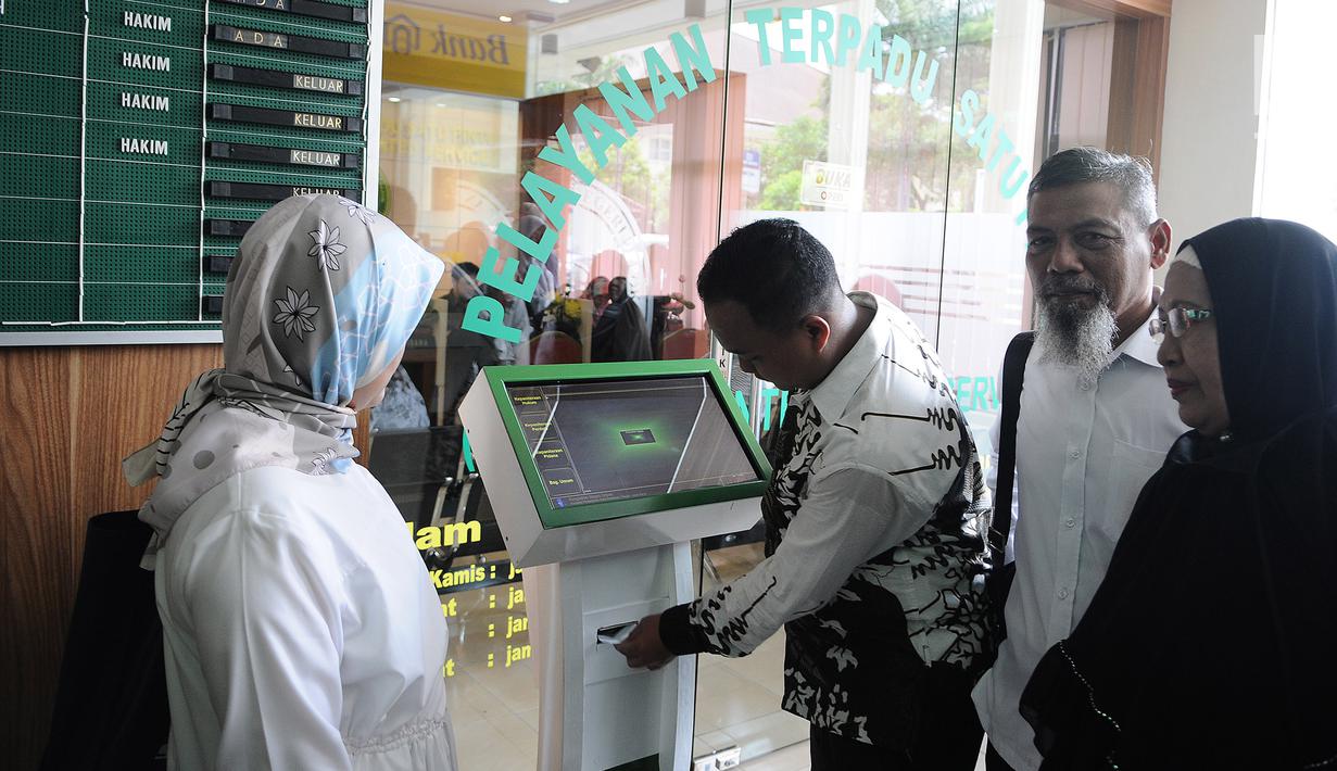 FOTO: Tuntut Ganti Rugi, Korban First Travel Laporkan Gugatan ke PN ...