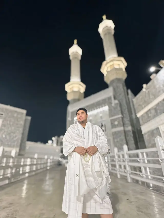 7 Potret Ivan Gunawan di Tanah Suci saat Visa Haji Furoda 2025 Tengah ...