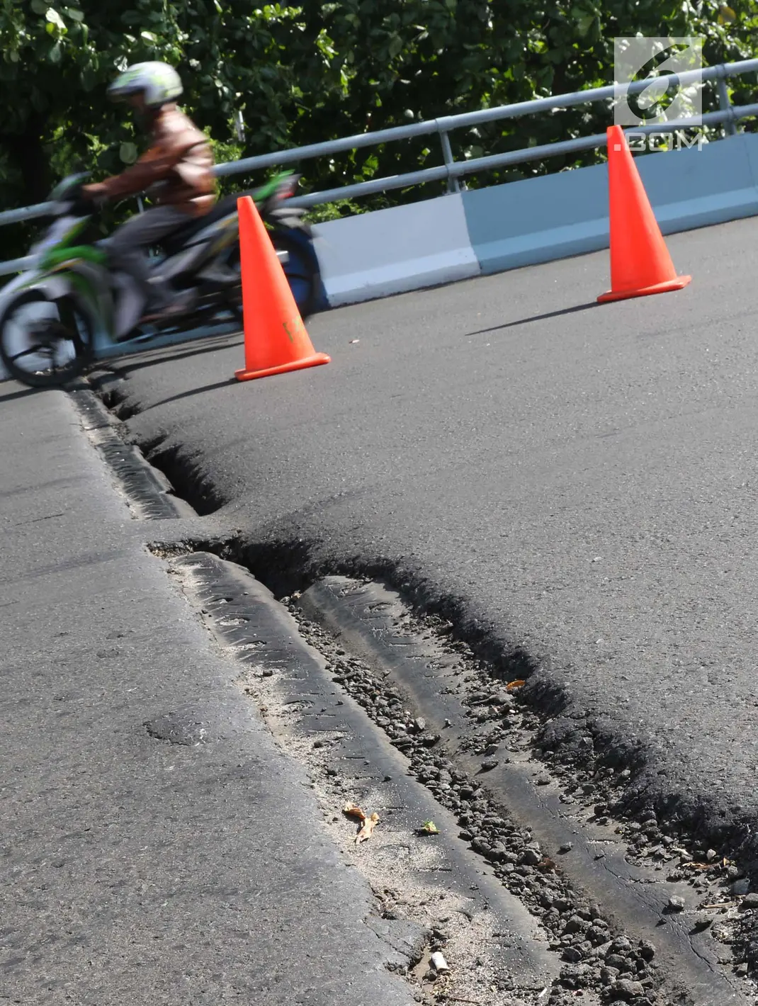 FOTO: Salah Satu Ruas Jalan Layang Kemayoran Retak - Foto Liputan6.com