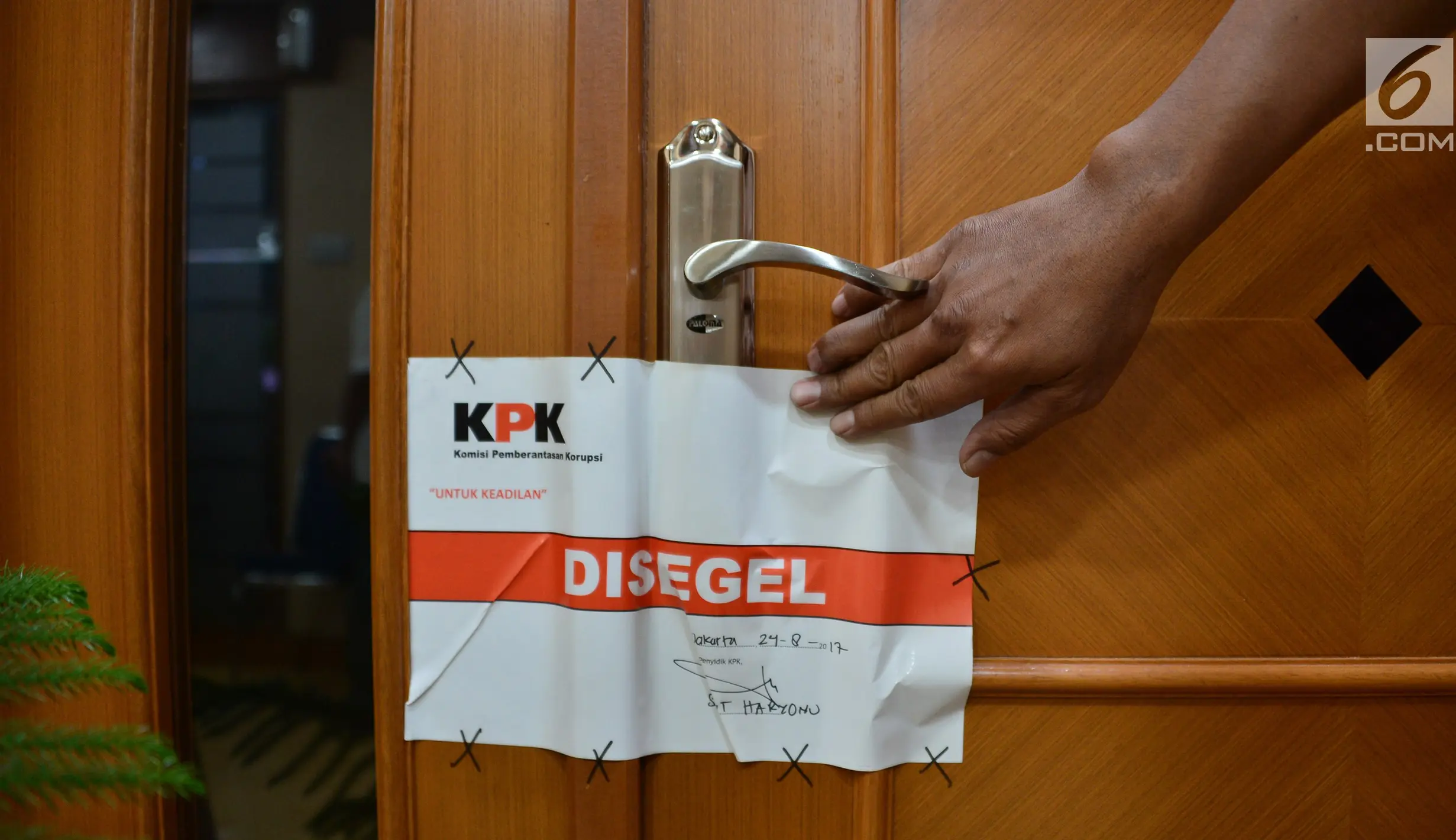 PHOTO: Ini Ruangan Dirjen Perhubungan Laut Kemenhub yang Disegel KPK ...