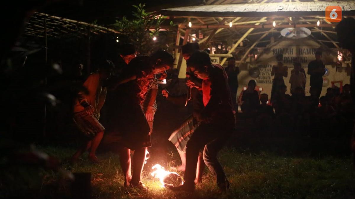 Keseruan Purnacandra, Tradisi Mainkan Bola Api Saat Purnama Bulan ...