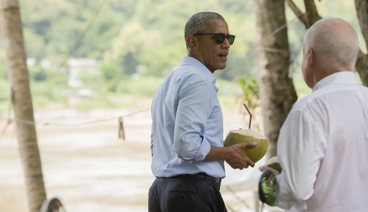 Asyiknya Barack Obama Nikmati Kelapa Muda di Pinggir Sungai - Foto ...