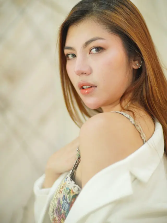 Julia Vio Aransemen Ulang Lagu Hit Yang Dipopulerkan T-Five Berjudul Mendua - ShowBiz Liputan6.com