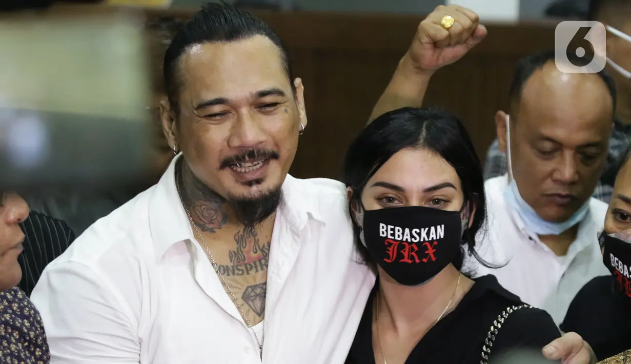 FOTO: Peluk Nora Alexandra, Jerinx Beri Keterangan Usai Sidang Putusan ...