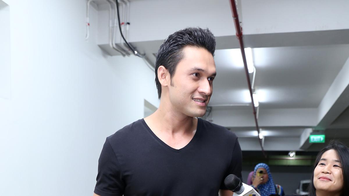 Indra L Bruggman, di Antara Dua Wanita Bercadar