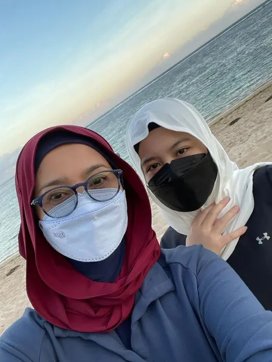 FOTO: Bak Kakak Adik, Potret Kompak Desy Ratnasari dan Putri Semata Wayangnya - Foto Liputan6.com