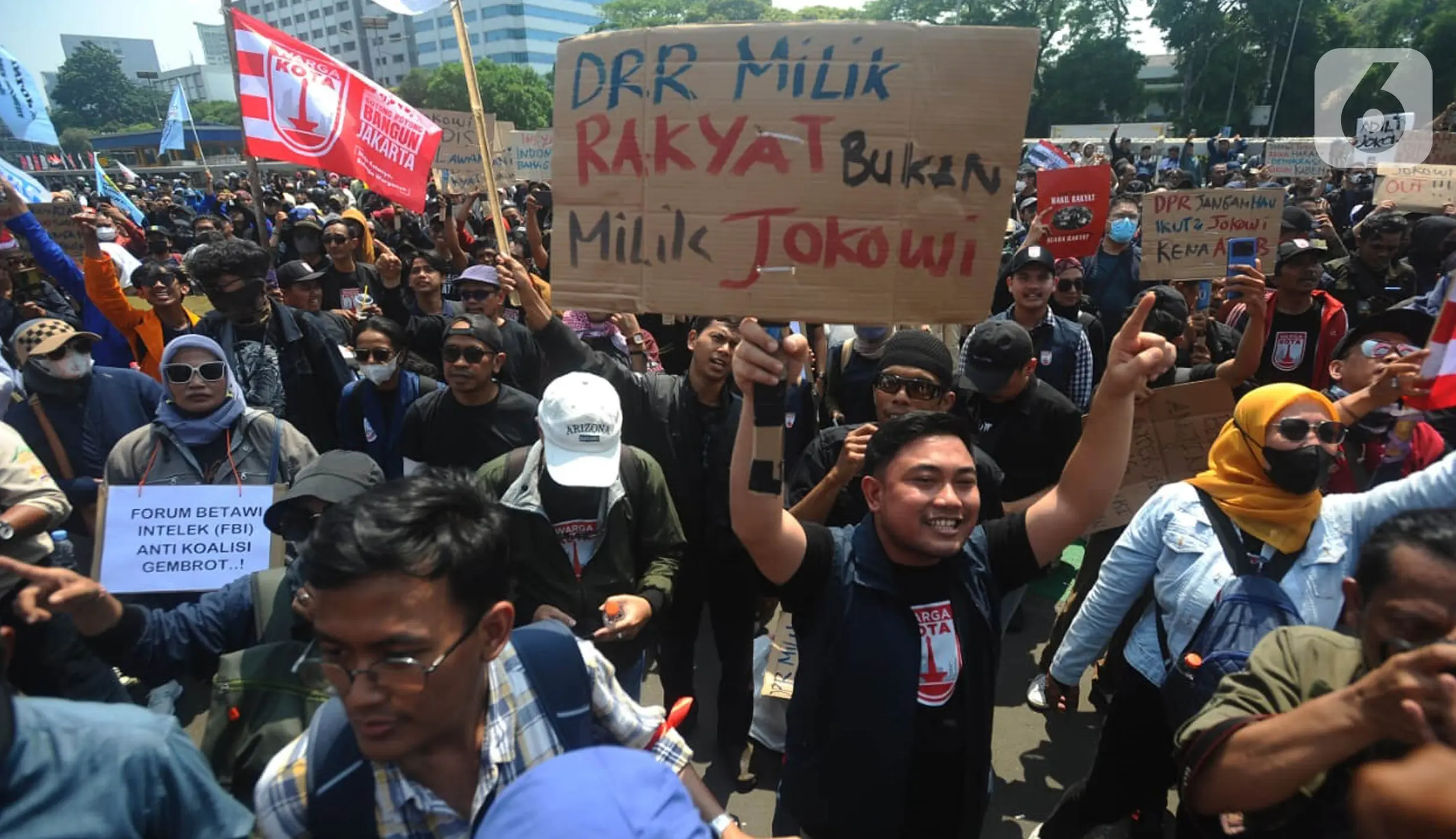 Demo Revisi UU Pilkada, Massa Mulai Kepung Gedung DPR/MPR RI - Foto ...