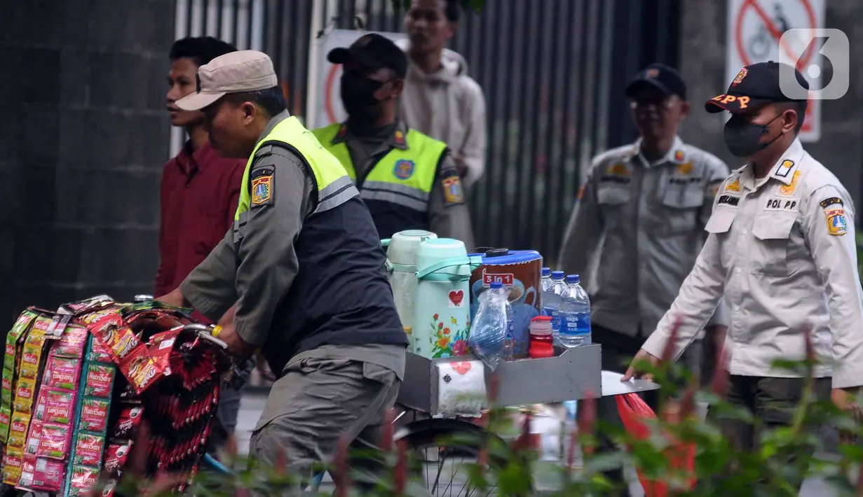 Jelang KTT ASEAN, Satpol PP Tertibkan Pedagang Kopi Keliling di Jakarta - Foto Liputan6.com