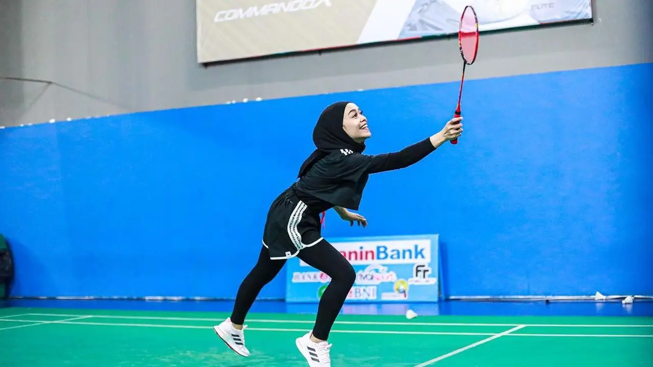 7 Potret Lesti Kejora dan Rizky Billar Main Badminton, Seru Bareng Sahabat - Hot Liputan6.com