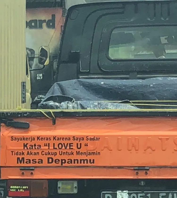 10 Potret Variasi Tulisan di Bak Pick Up, Berisi Pesan tapi juga Bikin ...