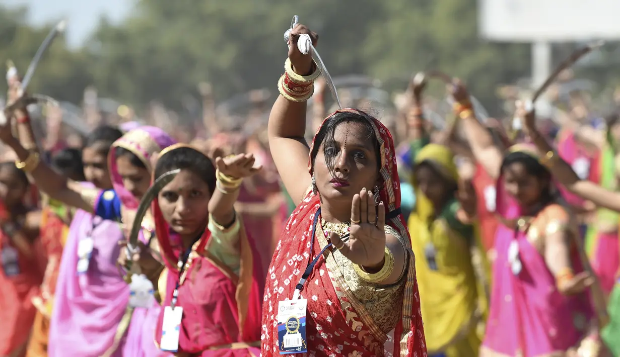 FOTO: 2.000 Wanita India Pecahkan Rekor Dunia Menari Pedang - Foto ...