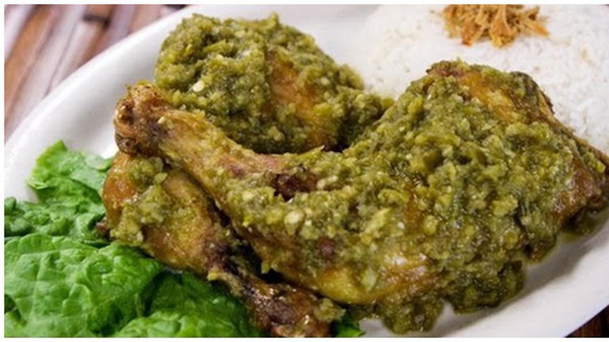 Resep Juara Bebek Goreng Sambal Lombok Ijo Super Pedas - Food Fimela.com