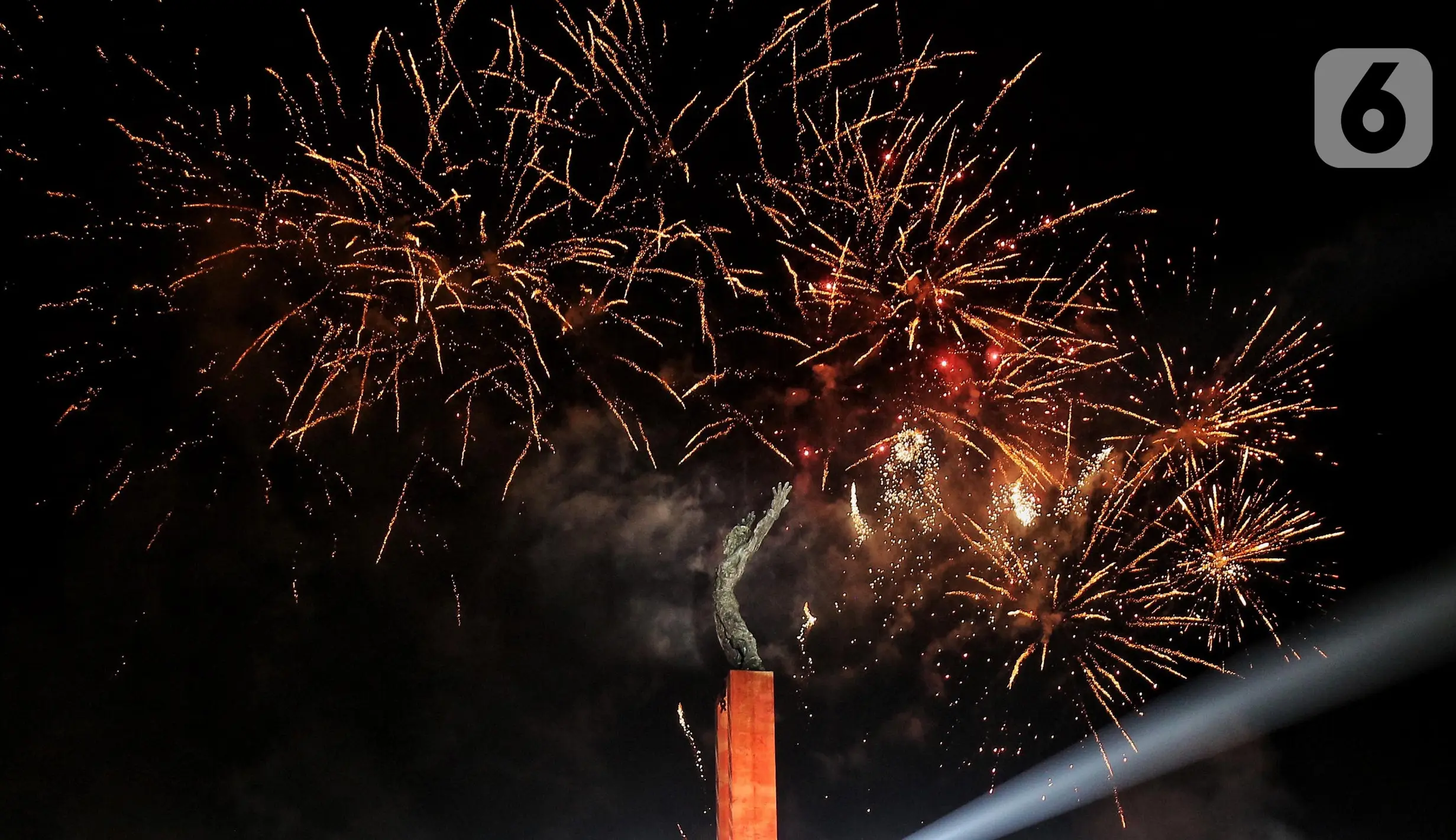 Momen Pesta Kembang Api Tutup Malam Puncak Perayaan HUT ke-498 Kota ...