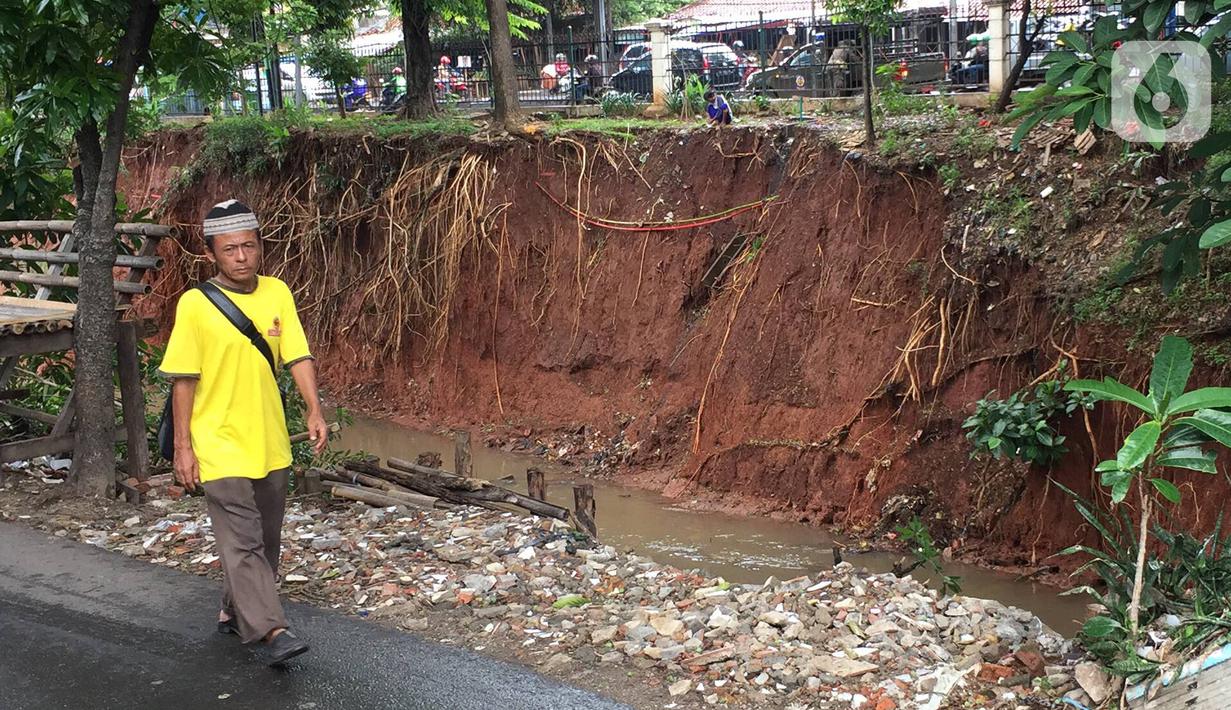 FOTO: Jalan Raya Bogor Berpotensi Longsor Akibat Banjir - Foto Liputan6.com
