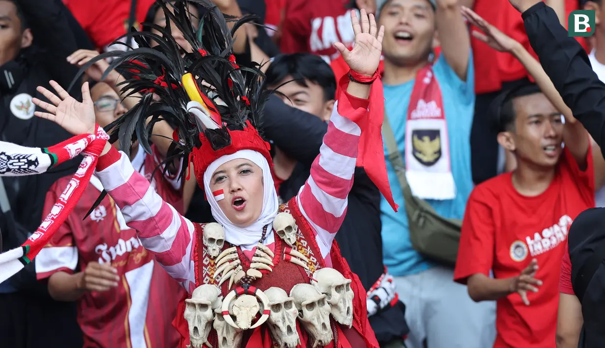Foto: Potret Fanatiknya Fans Wanita Timnas Indonesia, Bawa-bawa Kalung ...