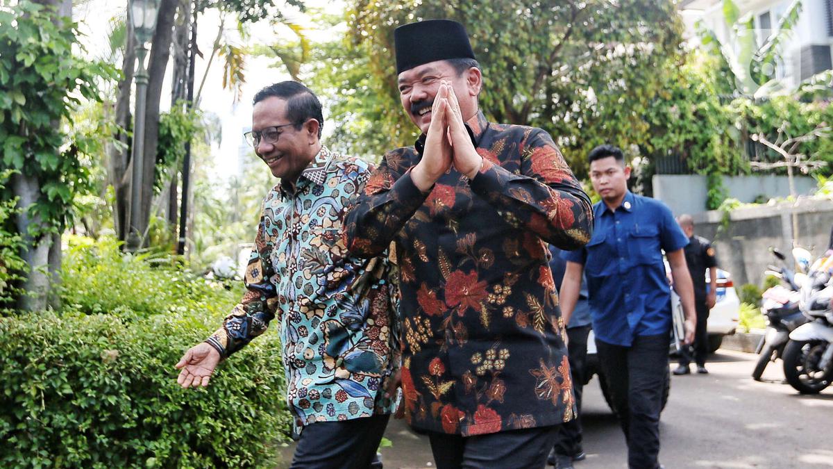 Menko Polhukam Hadi Tjahjanto Sambangi Kediaman Mahfud Md - Foto ...