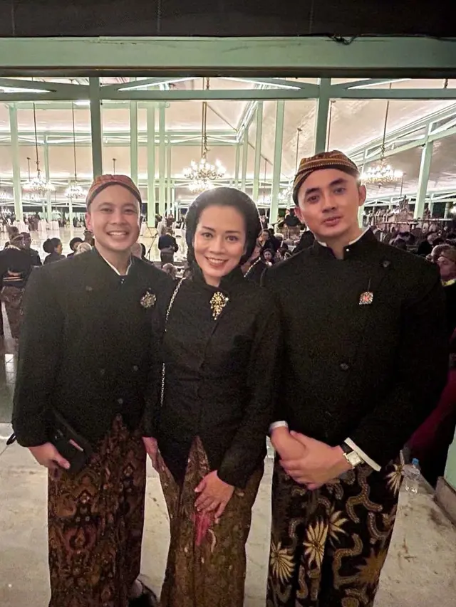 6 Potret Dewi Lestari di Puro Mangkunegaran Tampil Kasual hingga ...