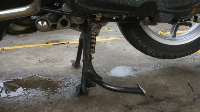 Sering Pakai Standar Tengah Motor, Kenali Kelebihan dan Kekurangannya ...