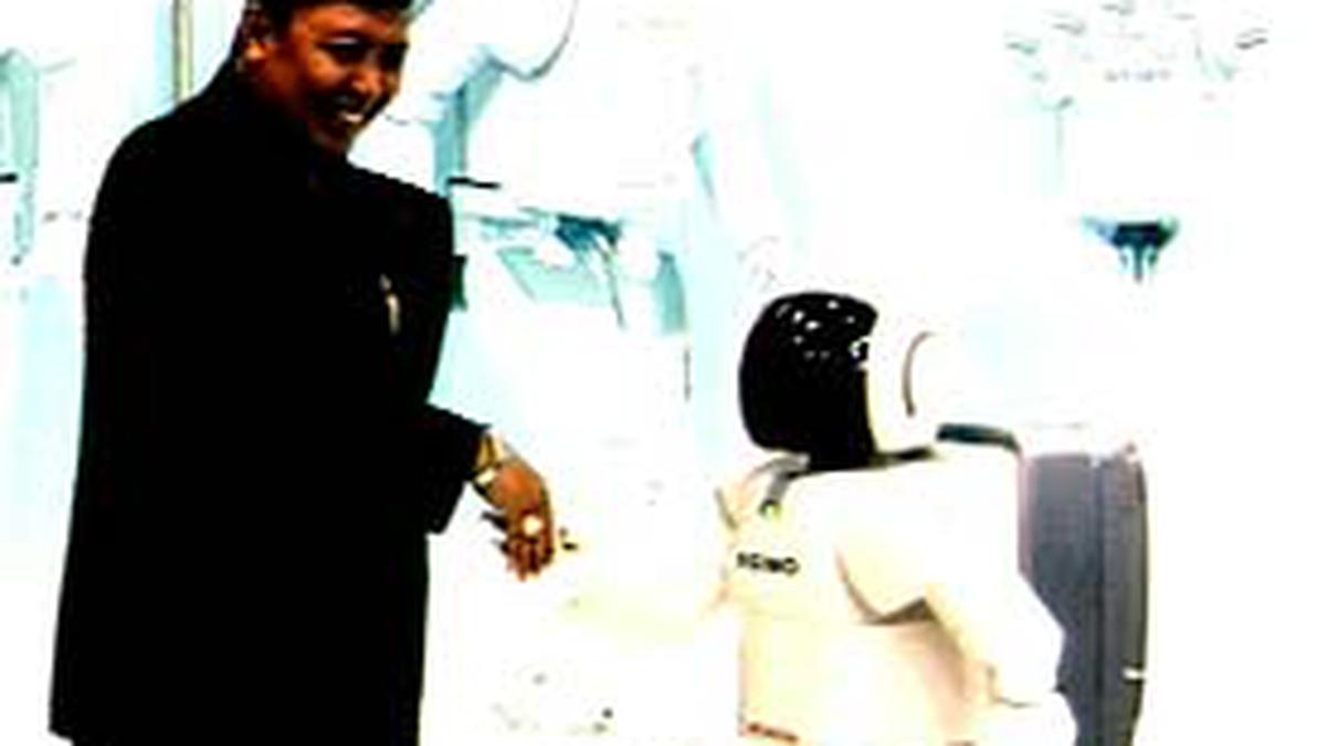 Wapres Bersalaman dengan Robot