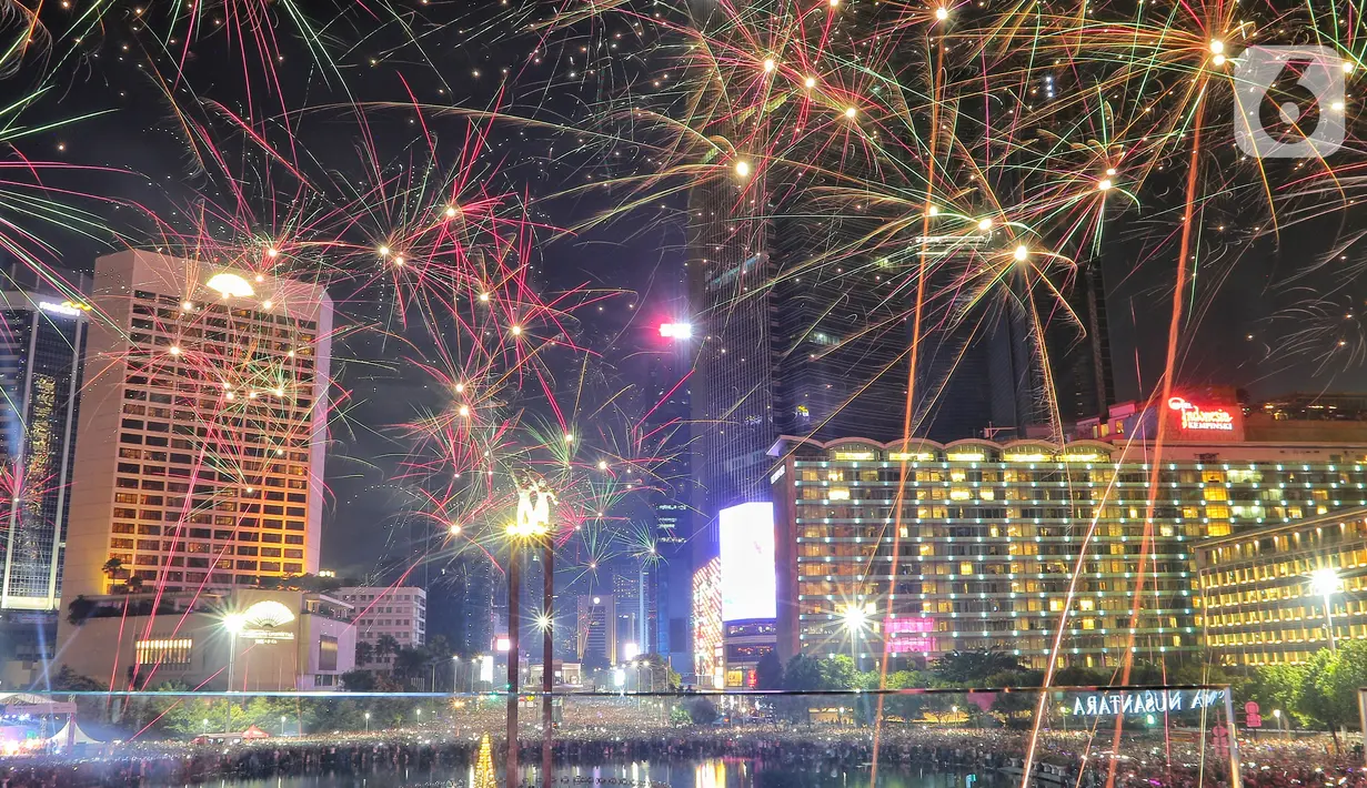 Kemeriahan Pesta Kembang Api Warnai Langit Jakarta di Malam Pergantian Tahun - Foto Liputan6.com