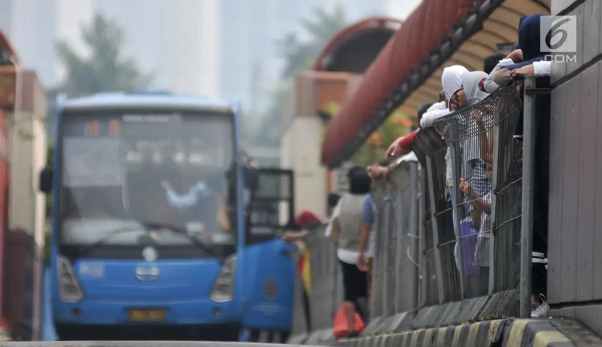 FOTO: Minimnya Fasilitas Halte Transjakarta di Terminal Blok M Ancam ...