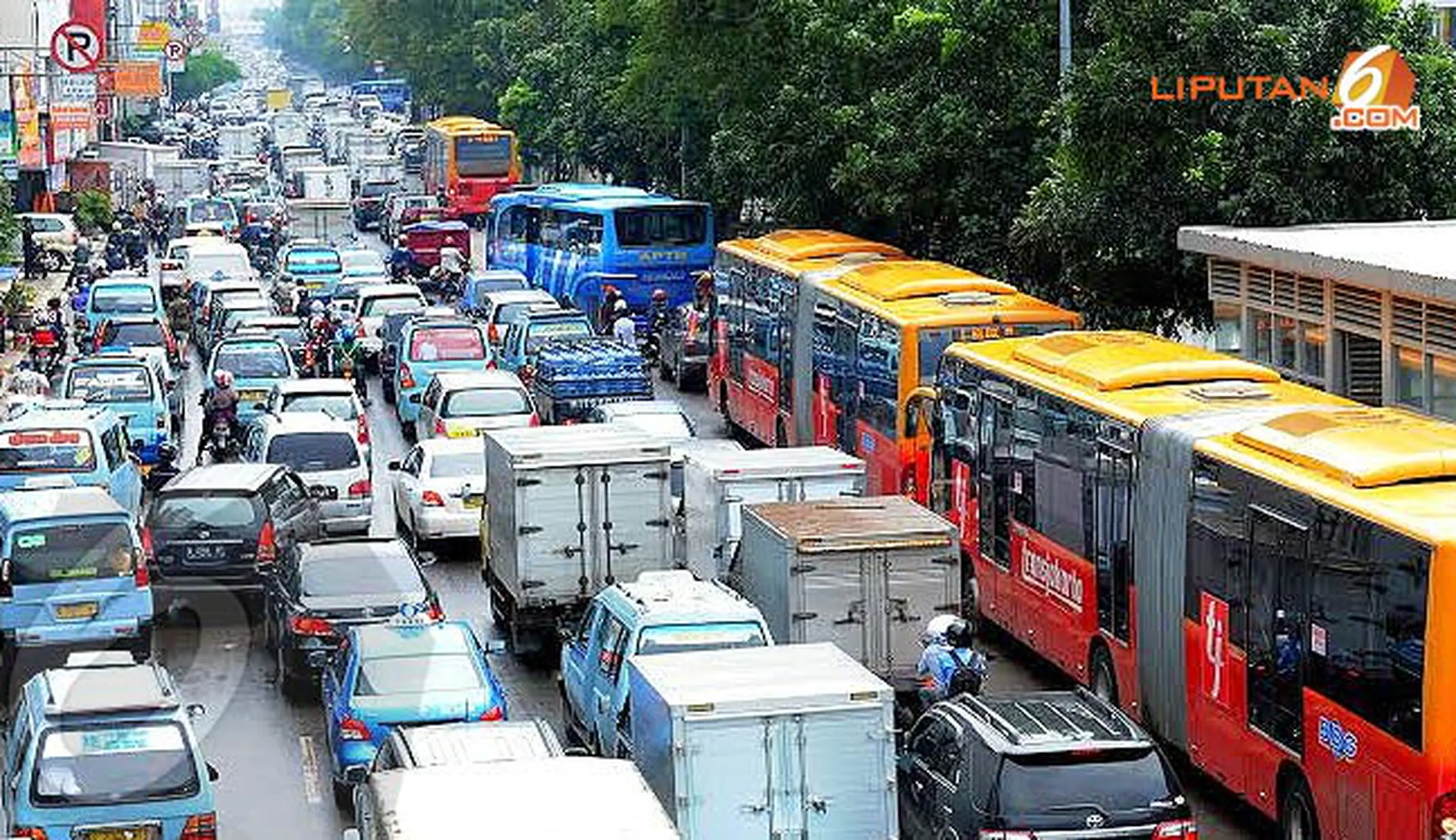 [FOTO] Harmoni Hingga Lampu Merah Kota Macet Total - Foto Liputan6.com
