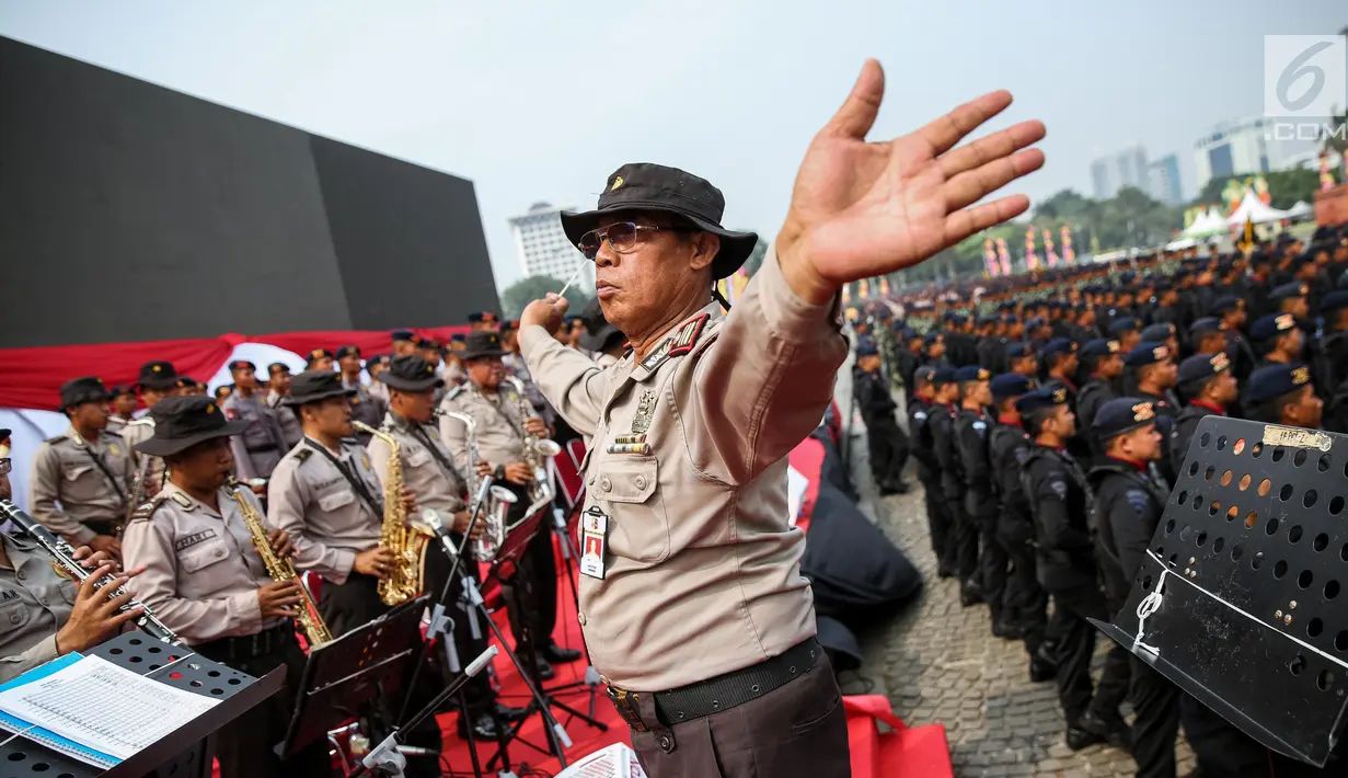 Jelang HUT Ke-71 Polri, Prajurit Gelar Latihan di Monas - Foto Liputan6.com