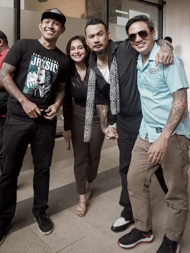 6 Potret Terbaru Jerinx SID Usai Bebas dari Penjara, Bahagia Bertemu ...