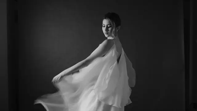 7 Pemotretan Celia Thomas dengan Dress Bernuansa Putih Ini Tampil ...