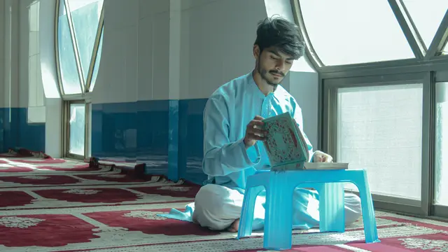 Manfaat Membaca Surah Al-Kahfi di Hari Jumat - Ragam Bola.com