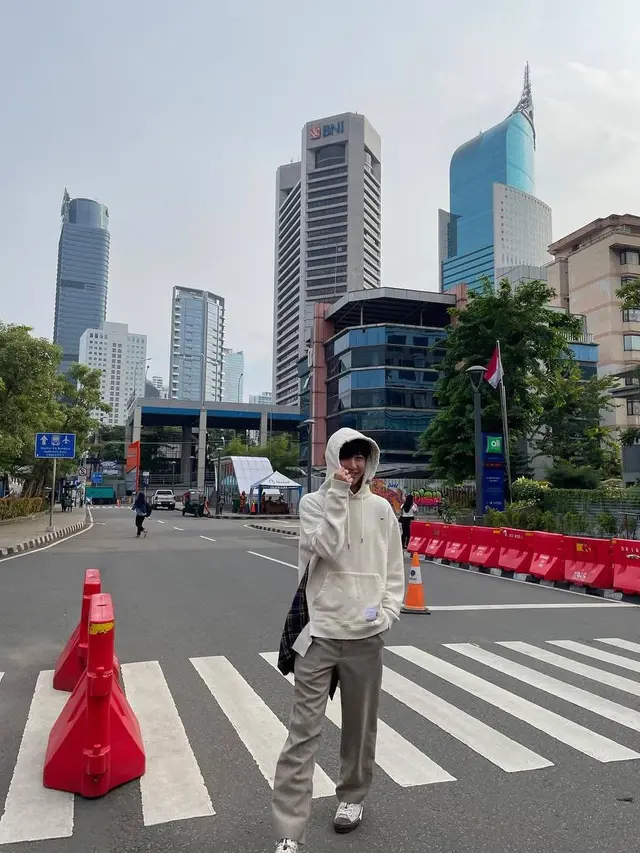 5 Potret Renjun NCT Dream Mejeng di Lokasi Citayam Fashion Week ...