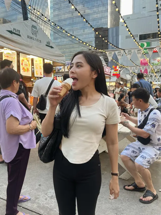 Potret Terbaru Gaya Prilly Latuconsina Pamer Body Goals dan Rambut Badai, Auranya Langsung ...