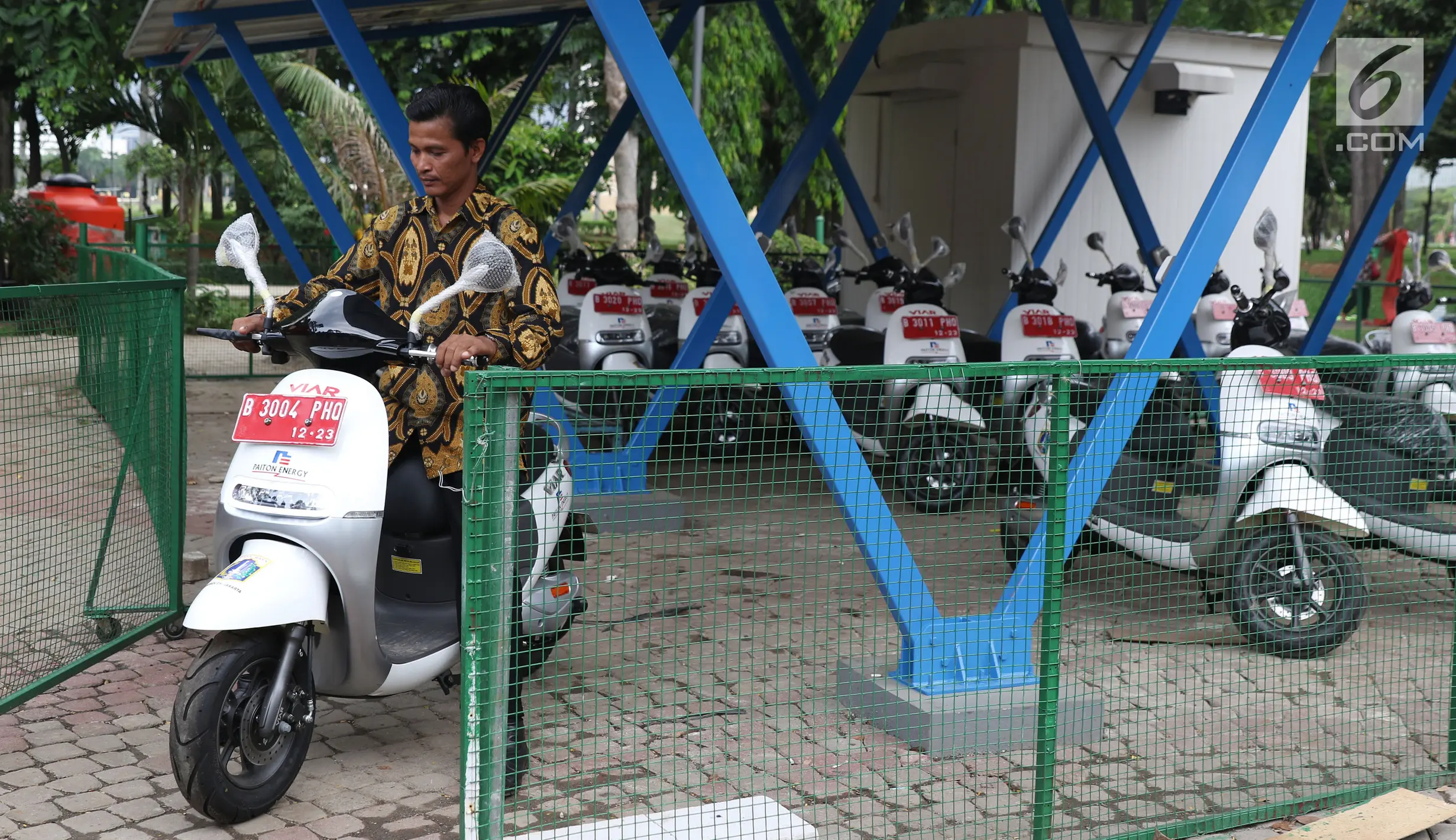 FOTO: 20 Unit Motor Listrik Jadi Kendaraan Operasional Monas - Foto ...