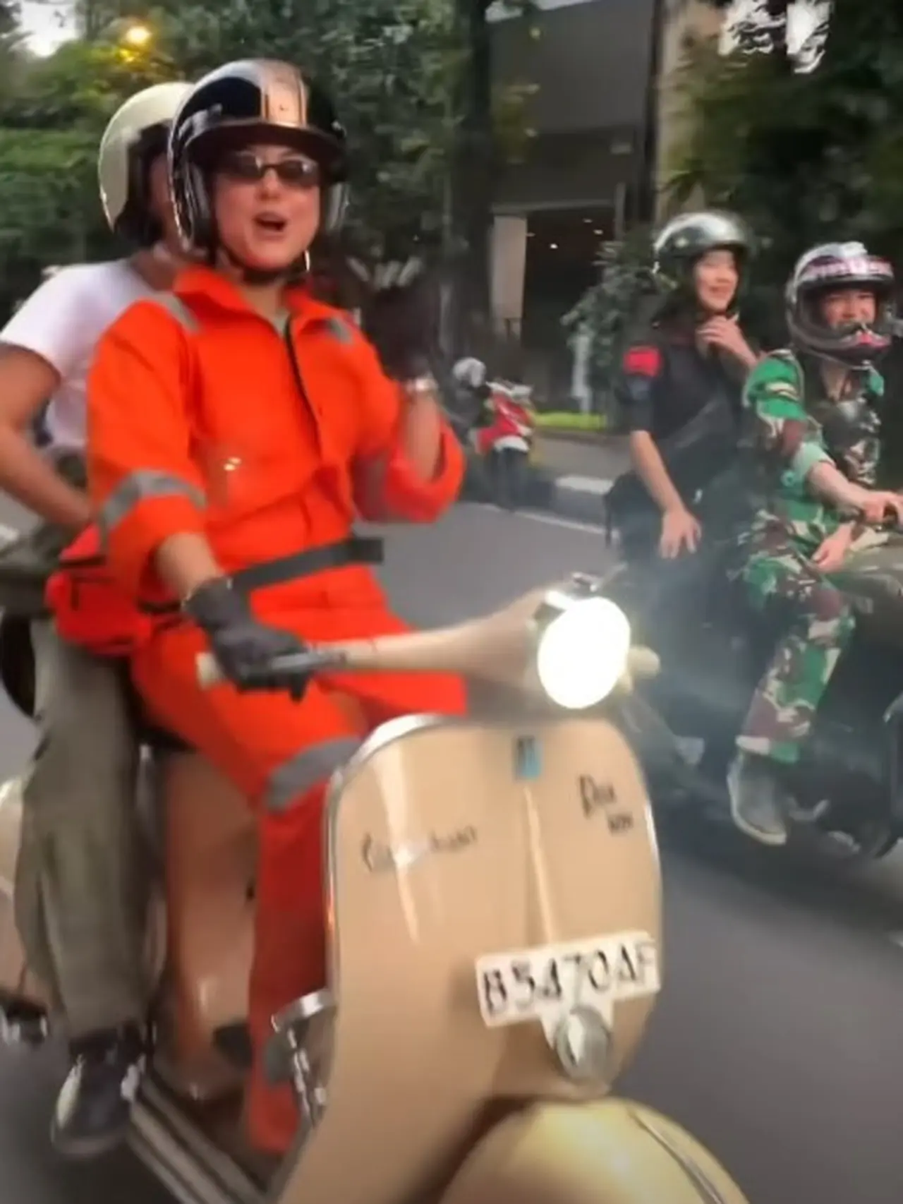 Bukan dengan Kebaya, Poppy Sovia Rayakan Hari Kartini Mengenakan ...