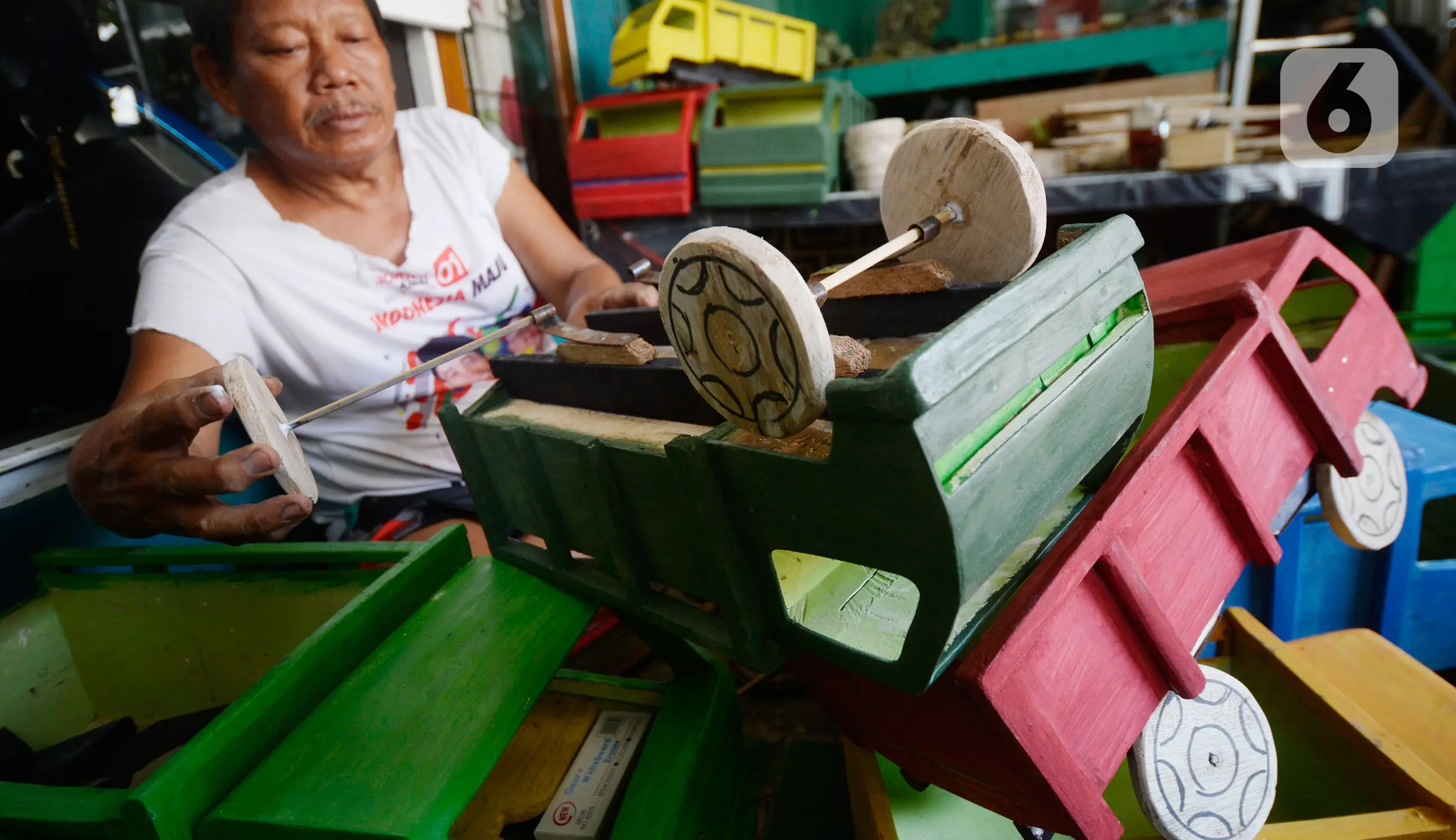 FOTO: Mengintip Pembuatan Mobil Mainan Kayu - Foto Liputan6.com