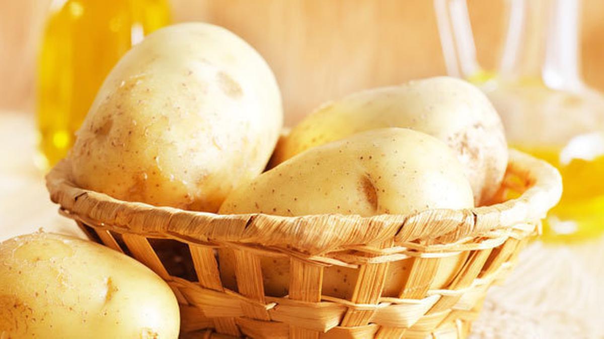 Tips Mengupas Kentang Tanpa Alat, Hanya Butuh 3 Detik