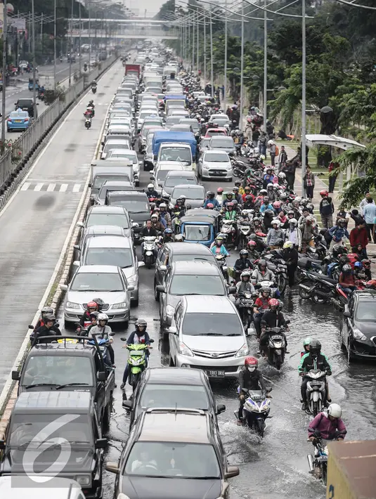 Banjir Genangi Jalan Gunung Sahari Lalu Lintas Lumpuh Foto