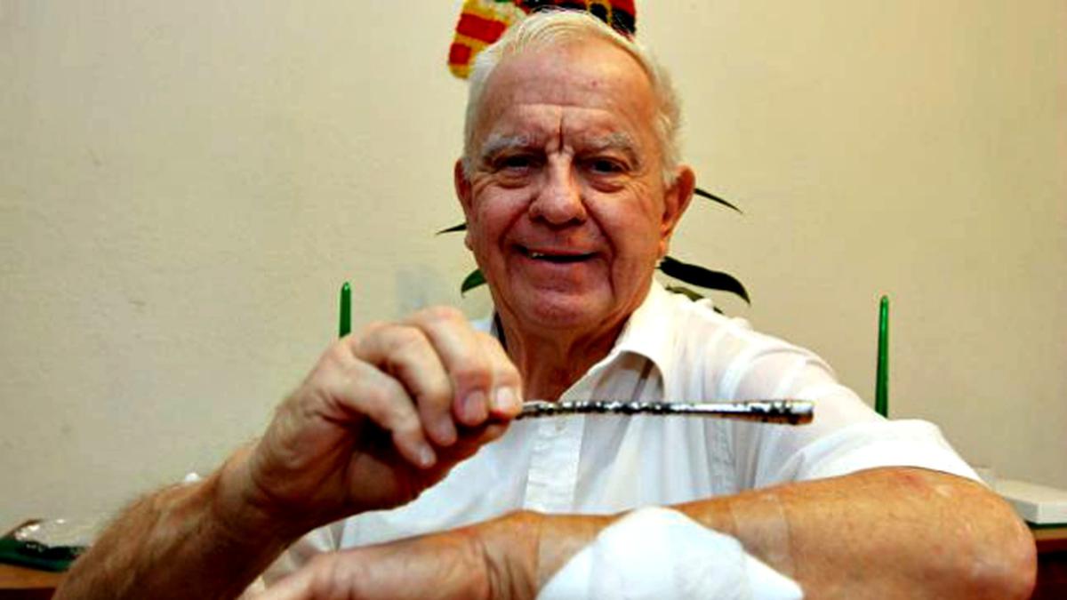 Sebatang Besi Tertanam Selama 51 Tahun Dalam Tubuh Kakek Ini - Global ...