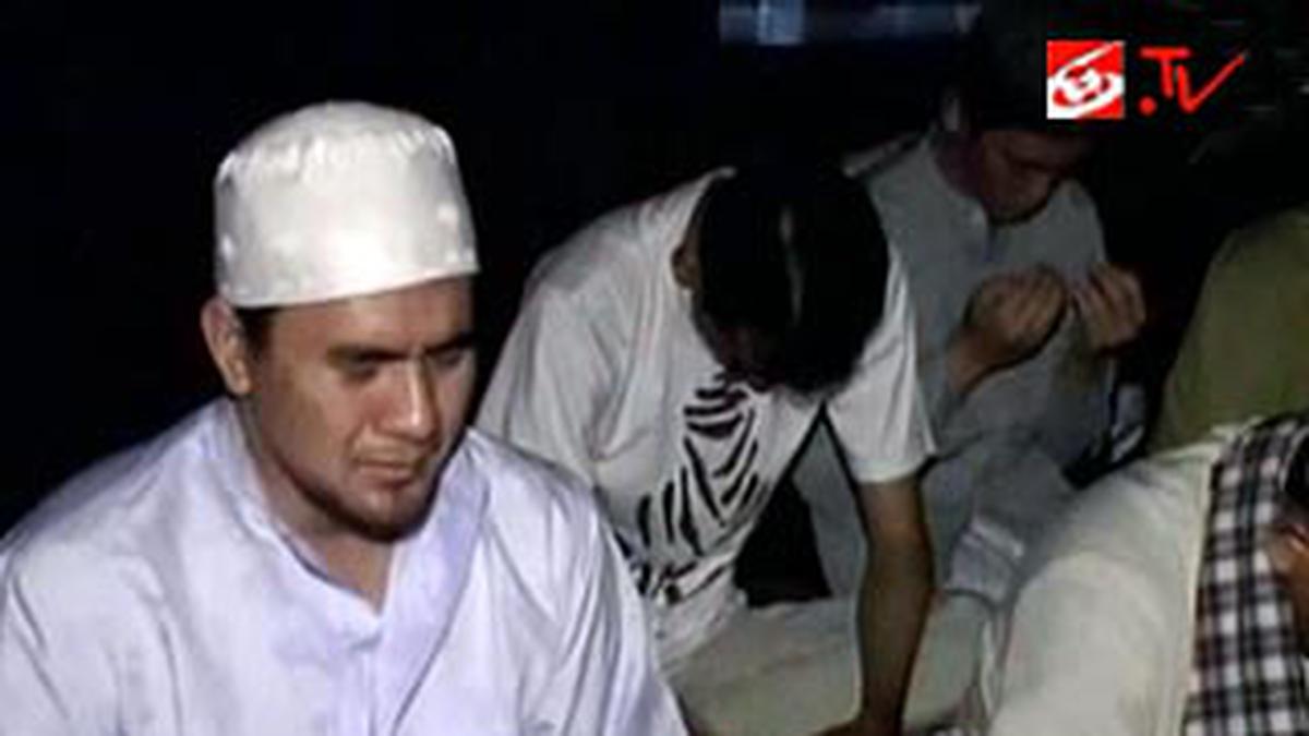 Saiful Jamil Beriktikaf Sampai Menangis - ShowBiz Liputan6.com