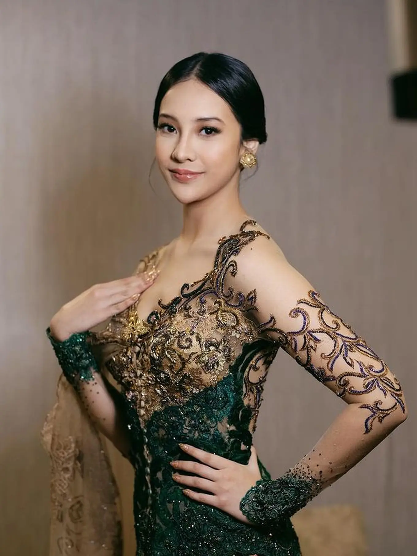 Keren Banget, Potret Anya Geraldine dengan Busana Serba Hitam