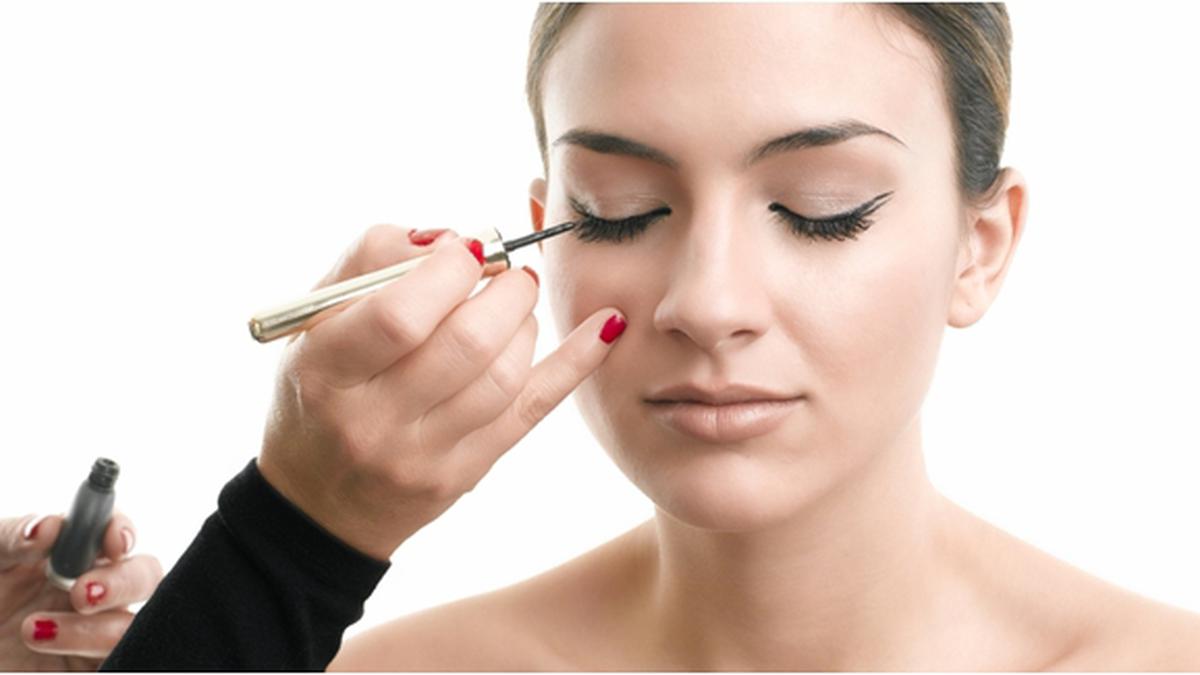 3 Langkah Mudah Smokey Eyeliner Cuma Pakai Eyeshadow