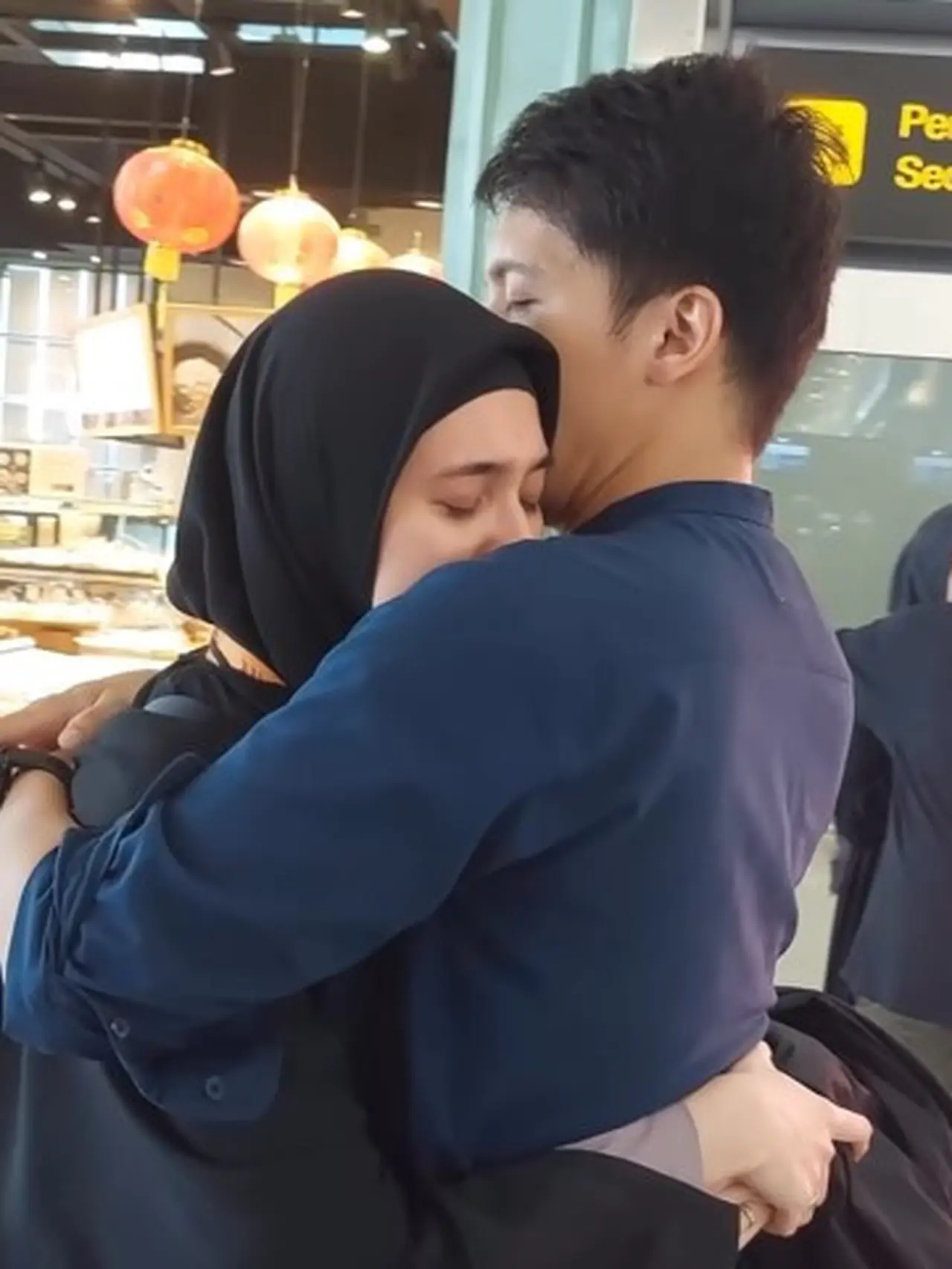 Mesra dan Haru Banget saat Dimas Seto Antar Dhini Aminarti Umrah, 13 ...