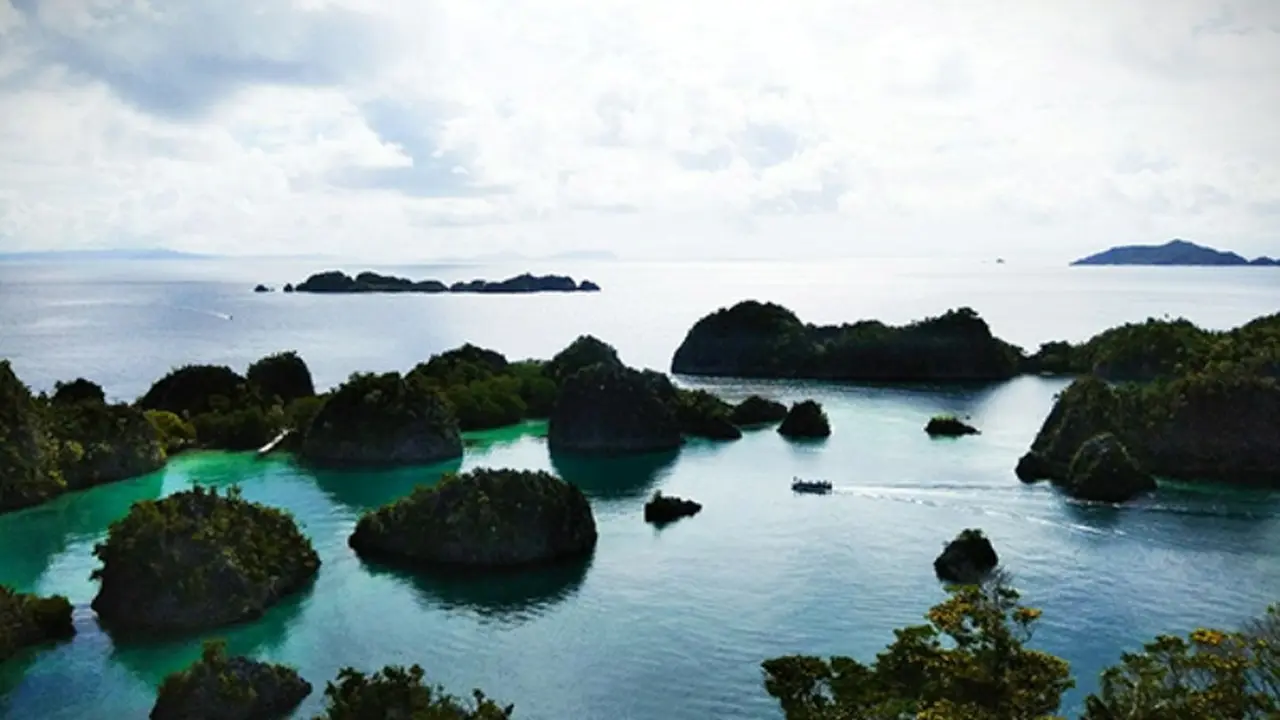 Pagi Sehat Menapaki 320 Anak Tangga ke Puncak Pianemo Raja Ampat ...